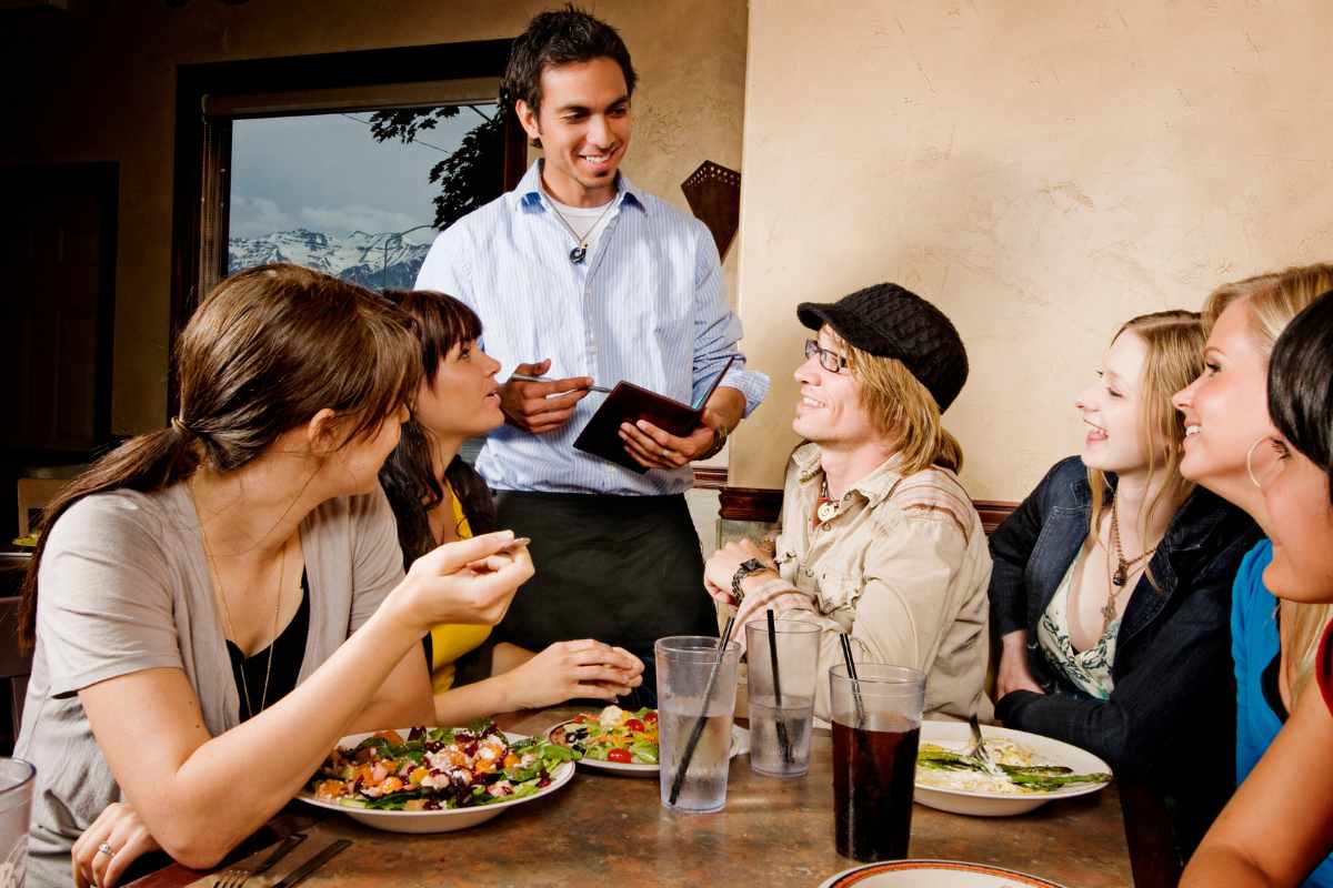 Horario de cierre de restaurantes: ¿cuál es el debate?